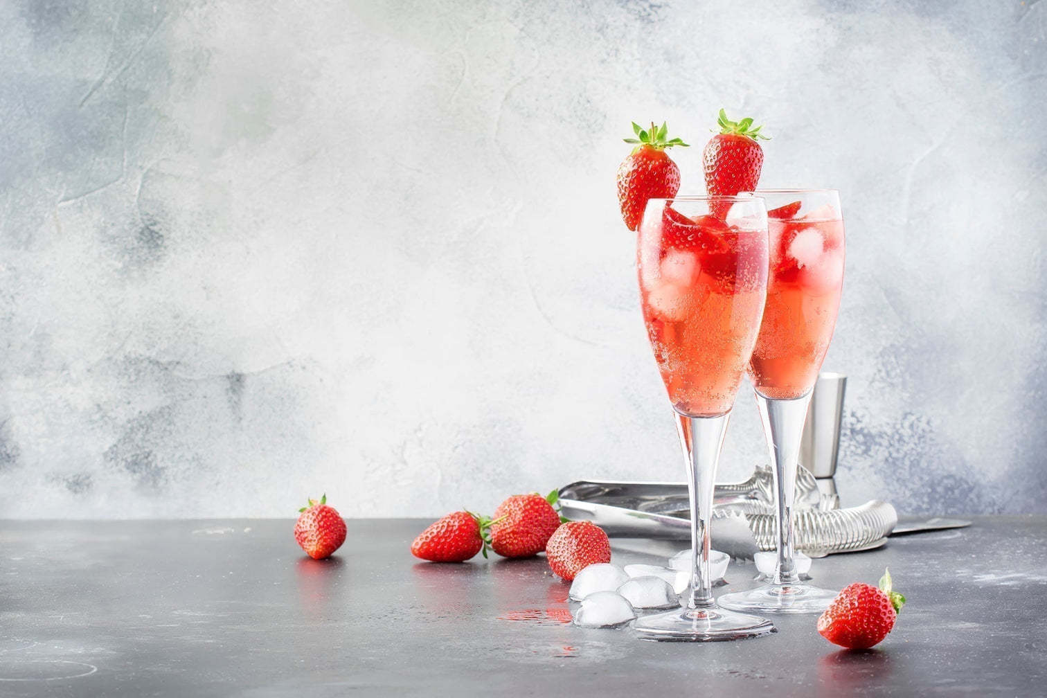 Strawberry Champagne Guide: Cocktails, Cake & Pairing Tips – Coravin US